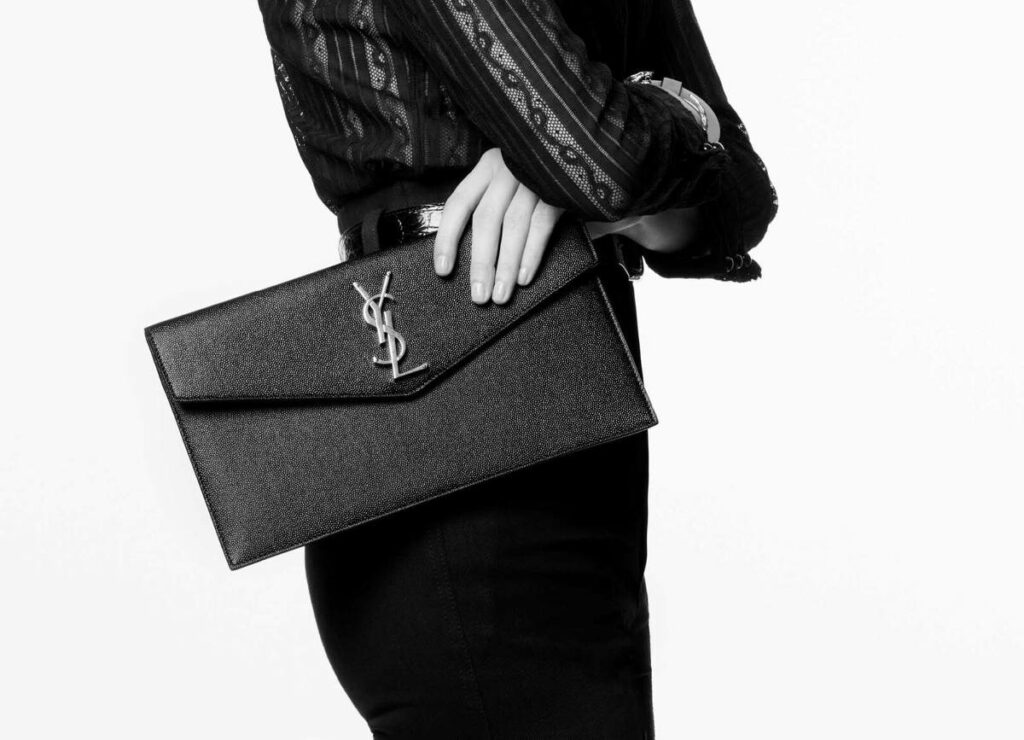 Pochette YSL: ecco dove puoi comprarla nuova a meno di 700 euro | Pourfemme