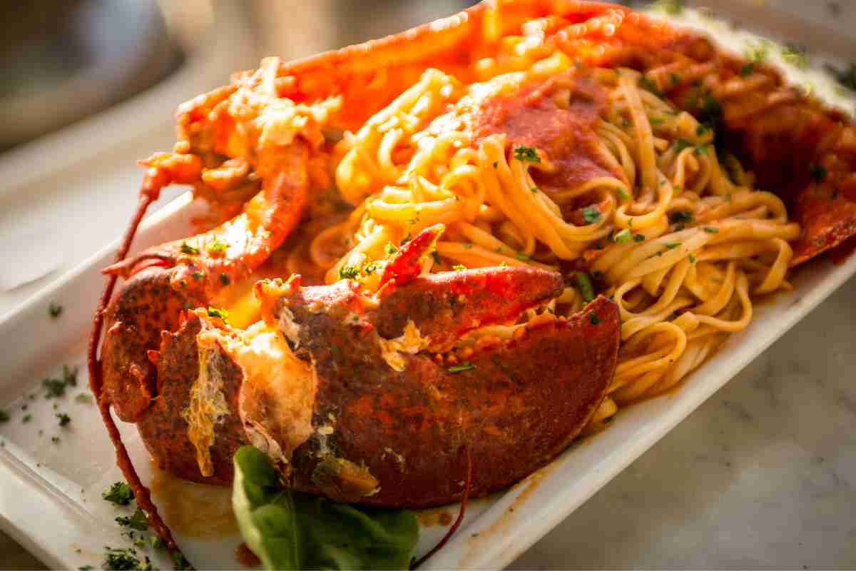 Linguine all'astice, ricetta delle feste per un primo piatto di mare ...